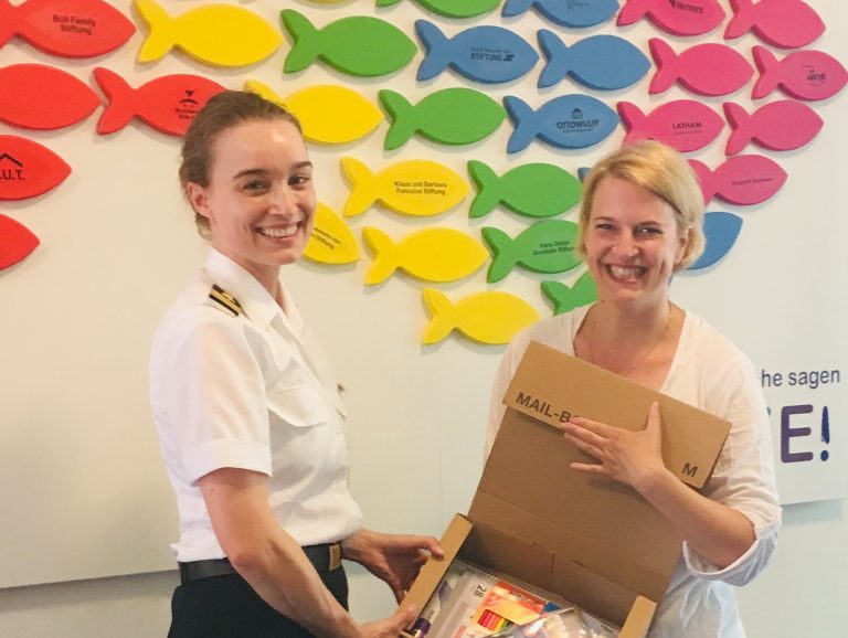 Studierende spendeten Schulstarter-Kits für die Arche - Helmut-Schmidt ...