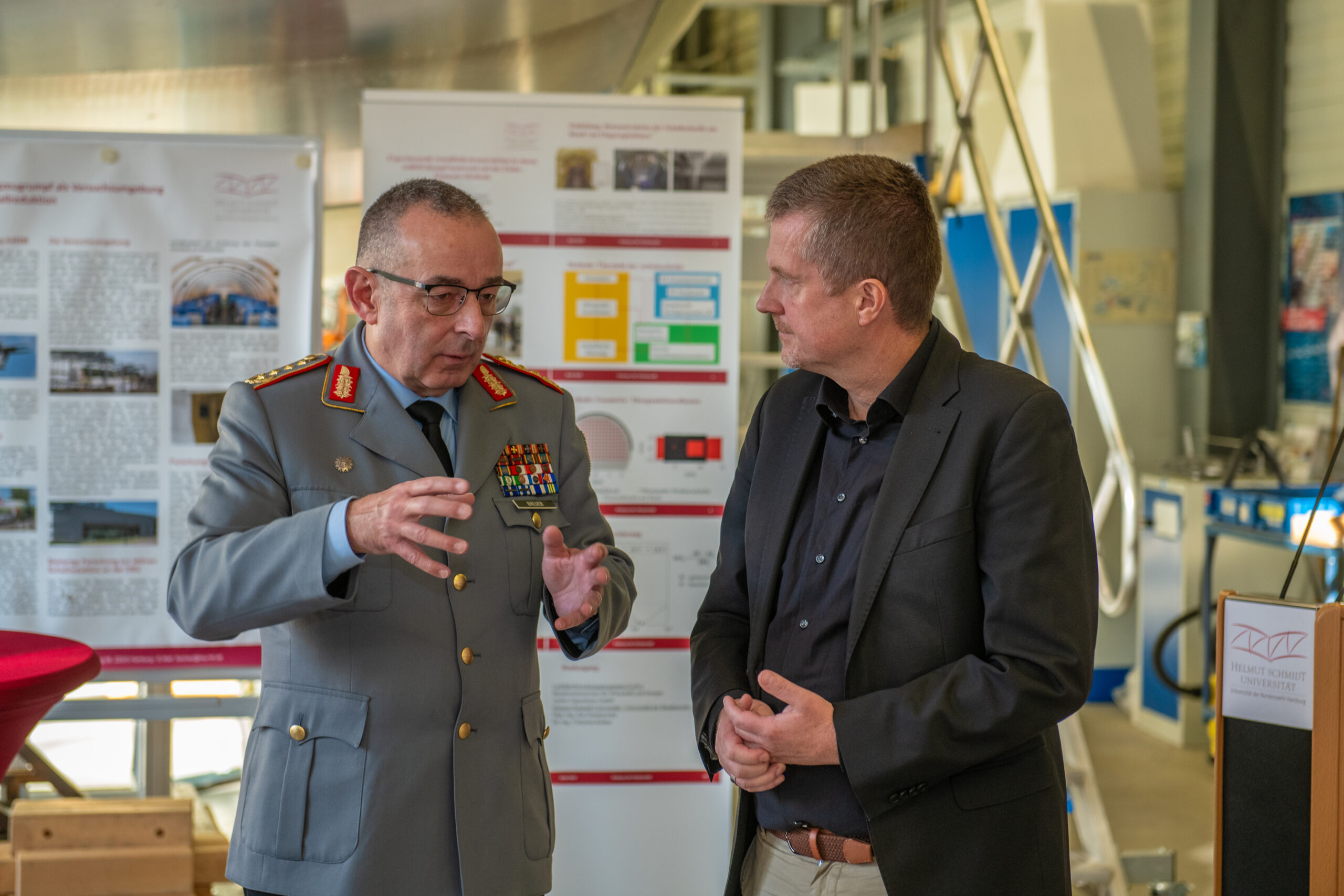 Generalinspekteur General Carsten Breuer besucht Helmut-Schmidt ...