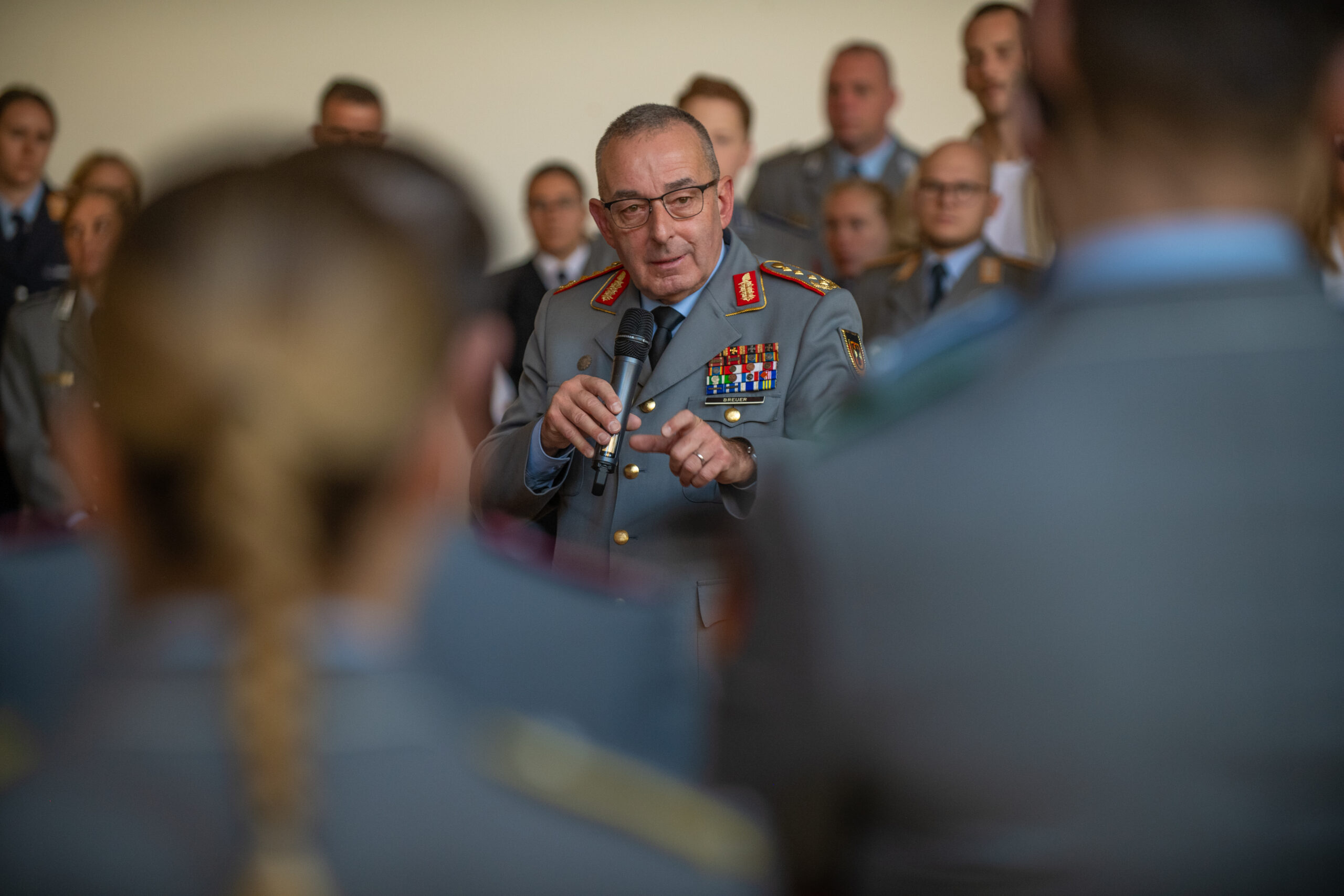 Generalinspekteur General Carsten Breuer besucht Helmut-Schmidt ...